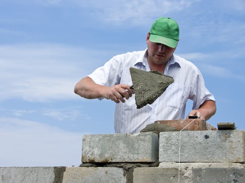 Metselaar op het werk stock afbeelding. Image of baksteen - 5464257