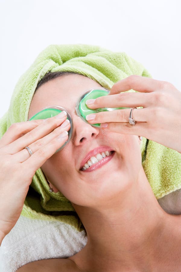 Mettendo I Occhio-Rilievi Sugli Occhi Fotografia Stock - Immagine di ...