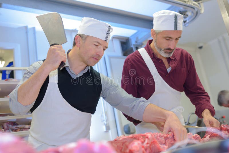 Metzger Mit Der Angehobenen Machete, Fleisch Zu Hacken Stockfoto - Bild ...