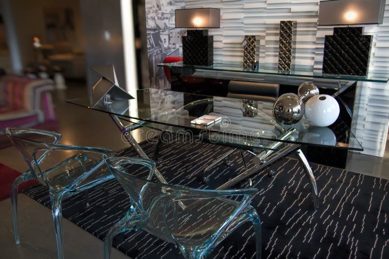 Mobilier Et Décoration Modernes Photo stock - Image du maison, ville ...