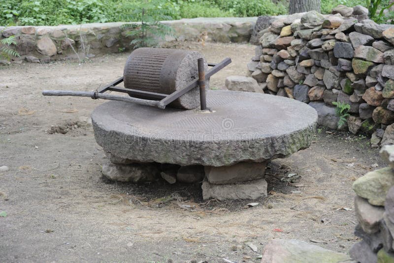 Meule manuelle image stock. Image du morcellement, traitement - 18372407