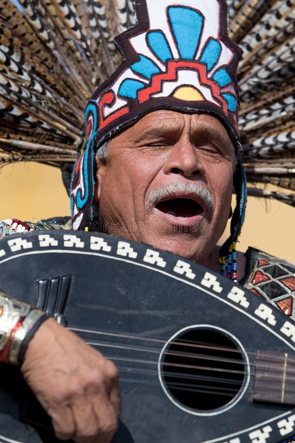 Mexicaanse inheemse zanger redactionele fotografie. Image of indisch ...