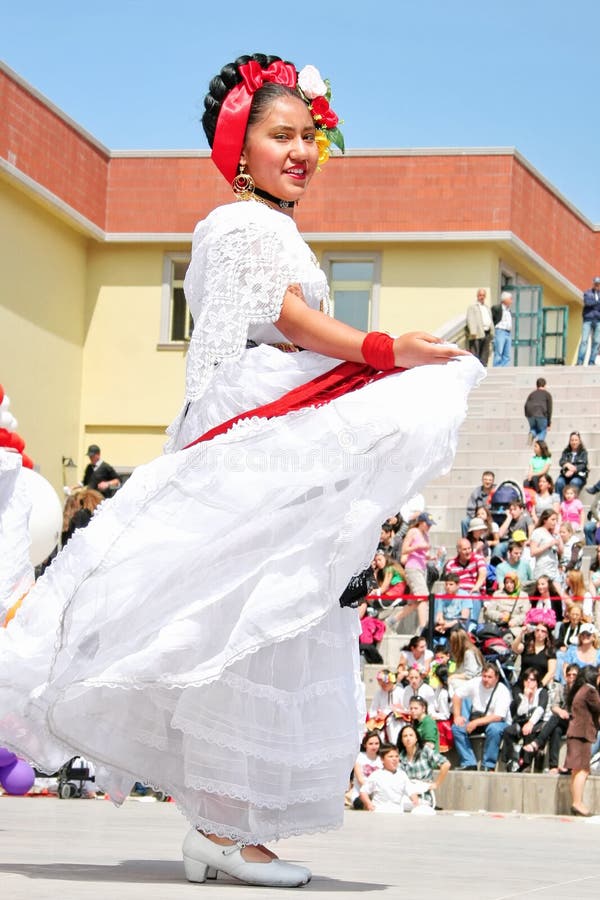 Mexican Girl Performs Folk Dance Editorial Photo - Image of real, child ...