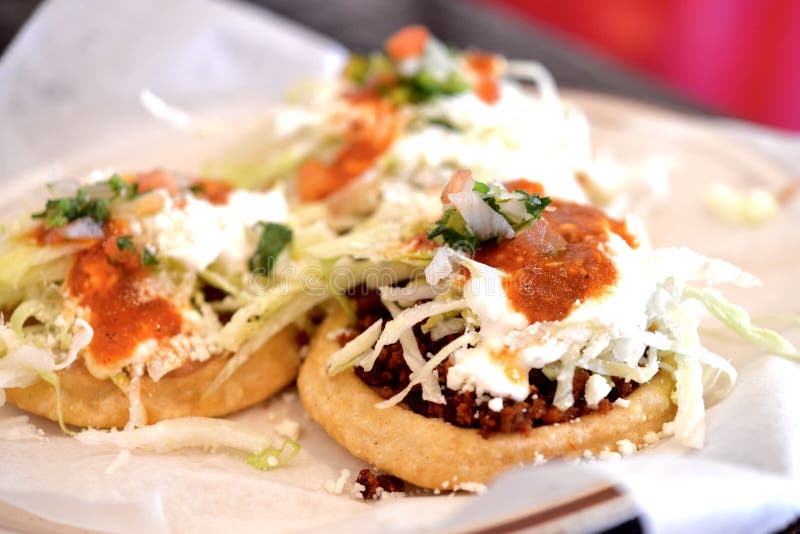 Sopes Mexicanos Con El Queso Rallado Y La Salsa Verde, Comida Mexicana ...