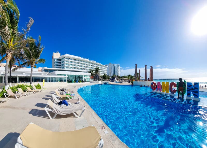Mexico, Cancun, Infinity Pool on the Beach with Welcome Sign Editorial ...