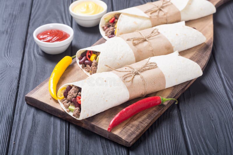 Burrito mit Rindfleisch stockbild. Bild von rindfleisch - 106288101