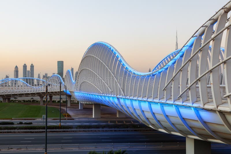 Al Garhoud Bridge Dubai stockfoto. Bild von blau, emirat - 56345080