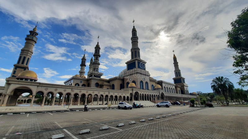 Mezquita De Samarinda Indonesia Imagen editorial - Imagen de céntrico ...
