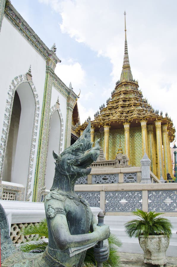 Mezzo Uccello E Statua Gigante Ad Emerald Buddha Temple Fotografia ...