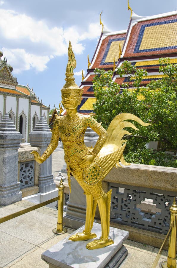 Mezzo Uccello E Statua Gigante Ad Emerald Buddha Temple Fotografia ...