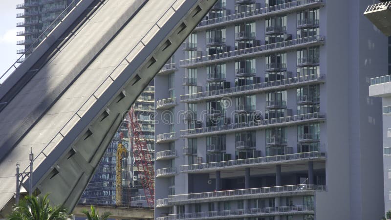 Miami Draw Bridge Levanta Para Revelar El Edificio 4k 30p Almacen De ...
