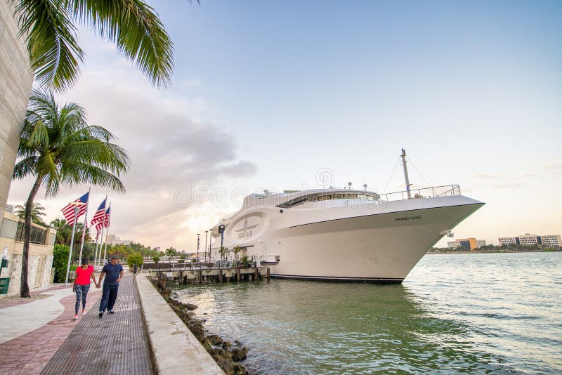 MIAMI - FEBRUARY 2016: Tourists Walk Along Miami Riverwalk Editorial ...