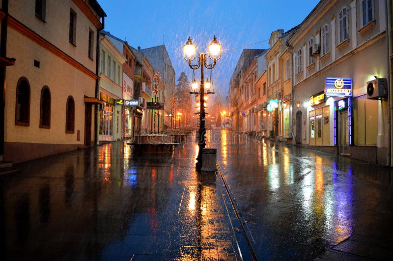 Pusta ulica w deszczu obraz stock. Obraz złożonej z brukowanie - 27989841