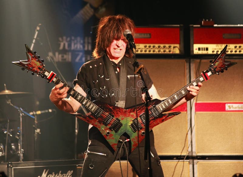 Michael Angelo Führt an Einer Doppelt-Gitarre Durch Redaktionelles Foto ...