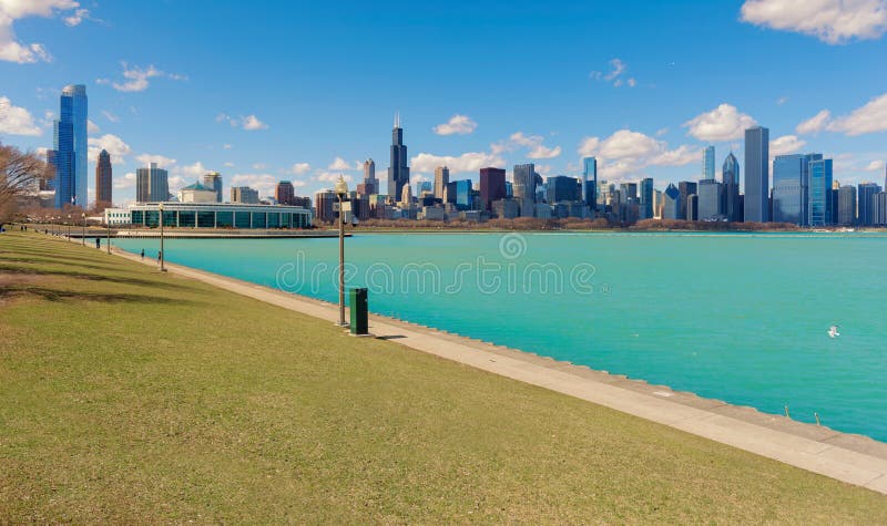 Michigansee, Klarer See, Chicago Wolkenkratzer, Illinois, USA Stockbild ...