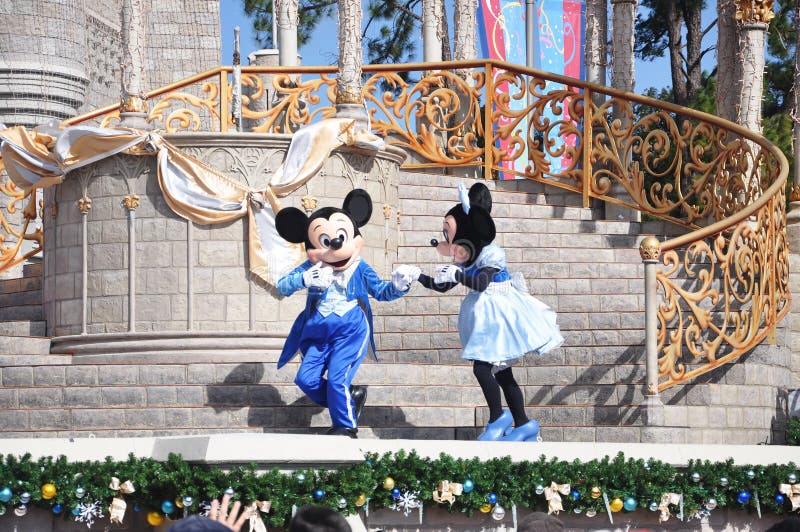 Mickey and Minnie Mouse in Disney World Editorial Photo - Image of ...