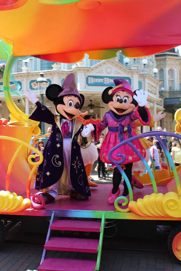 Mickey and Minnie Mouse are Saluting Editorial Image - Image of pluto ...