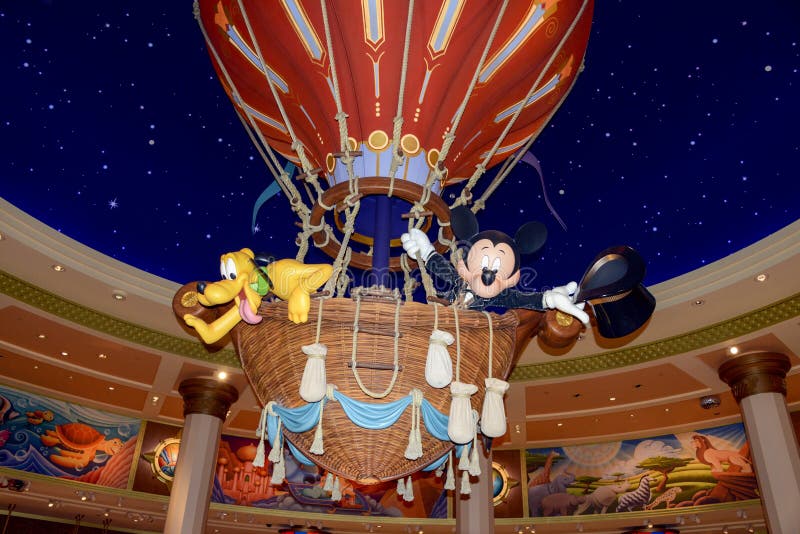 Mickey Mouse Con Su Perro Plutón Imagen editorial - Imagen de compras ...