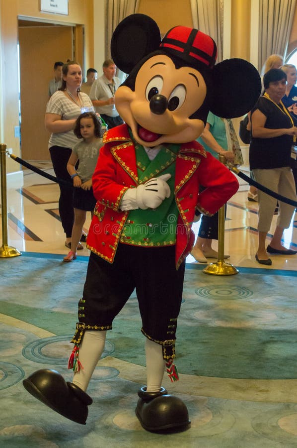 Mickey Mouse En Un Equipo Báltico Foto editorial - Imagen de magia ...