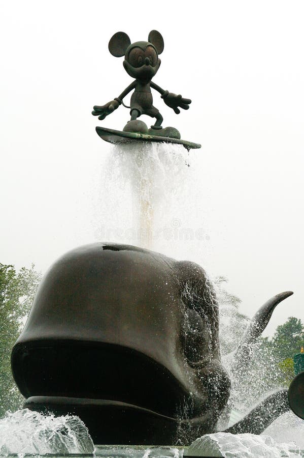 Mickey Mouse Que Practica Surf En Una Ballena Imagen editorial - Imagen ...