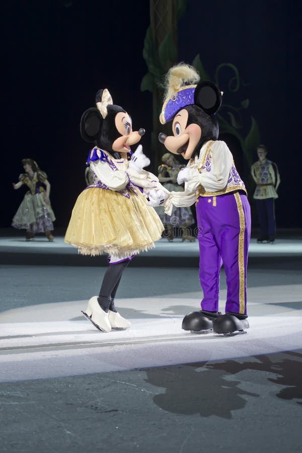 Mickey Und Minnie, Die Bitten Zu Tanzen Redaktionelles Foto - Bild von ...
