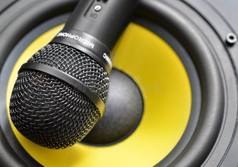 Micrófono y altavoz foto de archivo. Imagen de altavoz - 49803466