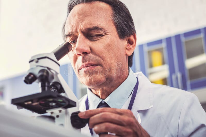 Microbiologiste Assidu Occupé Regardant Dans Le Microscope Photo stock ...
