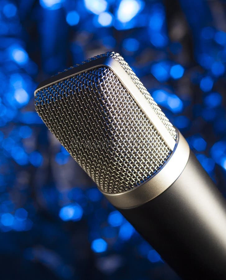 Microfono Ingranato Metallo Con Il Blu Dietro Fotografia Stock ...