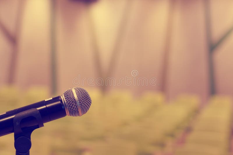 Microfono in Sala Da Concerto O Nell'auditorium Con Bok Defocused ...