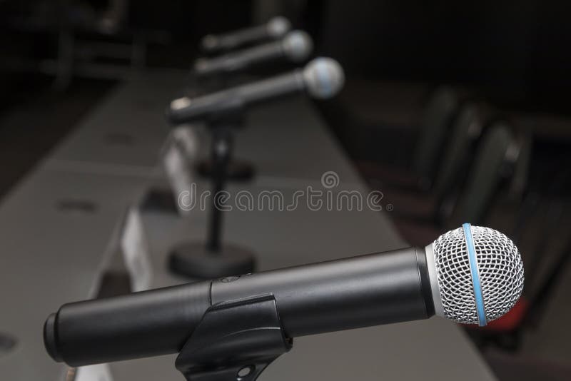 Microfoons in Persconferentieruimte Stock Foto - Image of pers ...