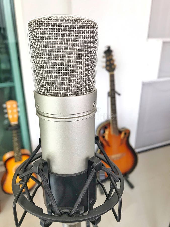 Microphone Condensateur Et Guitare Acoustique Image stock - Image du ...