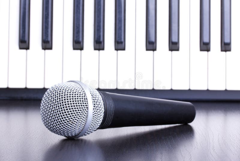 Microphone Et Clavier De Piano Photo stock - Image du sonore ...