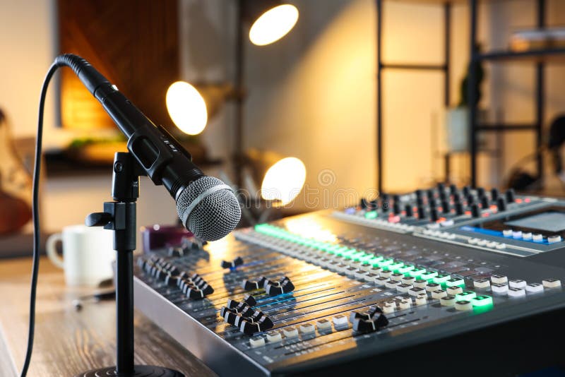 Microphone Et Console De Mixage Professionnelle Sur Table En Studio ...