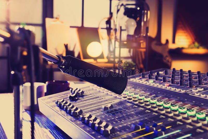 Microphone Sur Console De Mixage Professionnelle Table Dans Studio ...