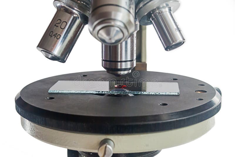 Microscope Avec La Prise De Sang Photo stock - Image du closeup ...