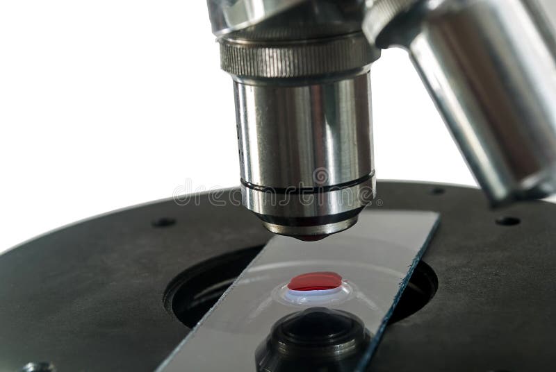 Microscope Avec La Prise De Sang Photo stock - Image du closeup ...