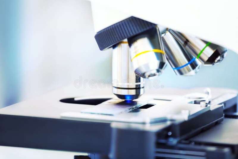 Microscope Avec La Prise De Sang Photo stock - Image du fermer, analyse ...