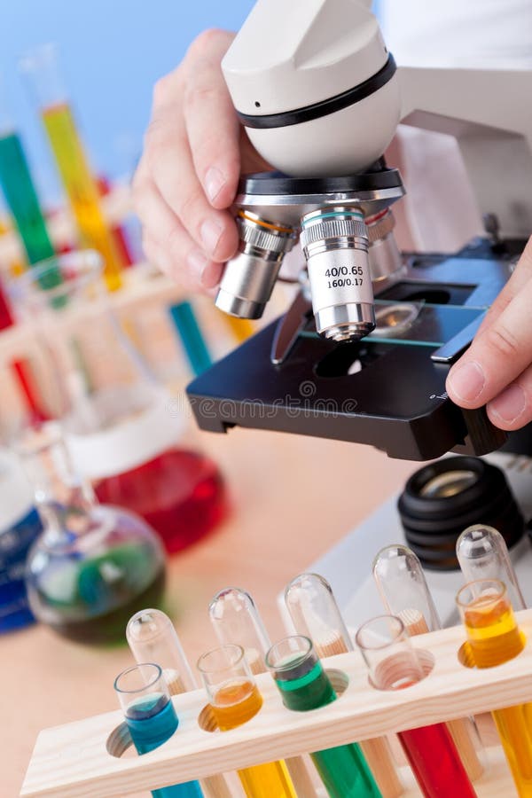 Microscope Dans Le Laboratoire De Recherche Scientifique Photo stock ...