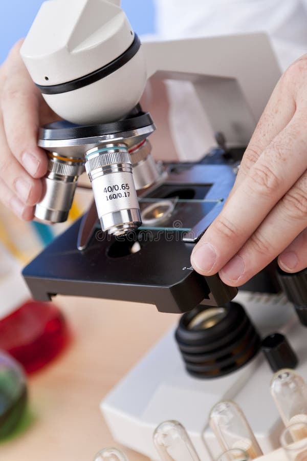 Microscope Dans Le Laboratoire De Recherche Scientifique Photo stock ...