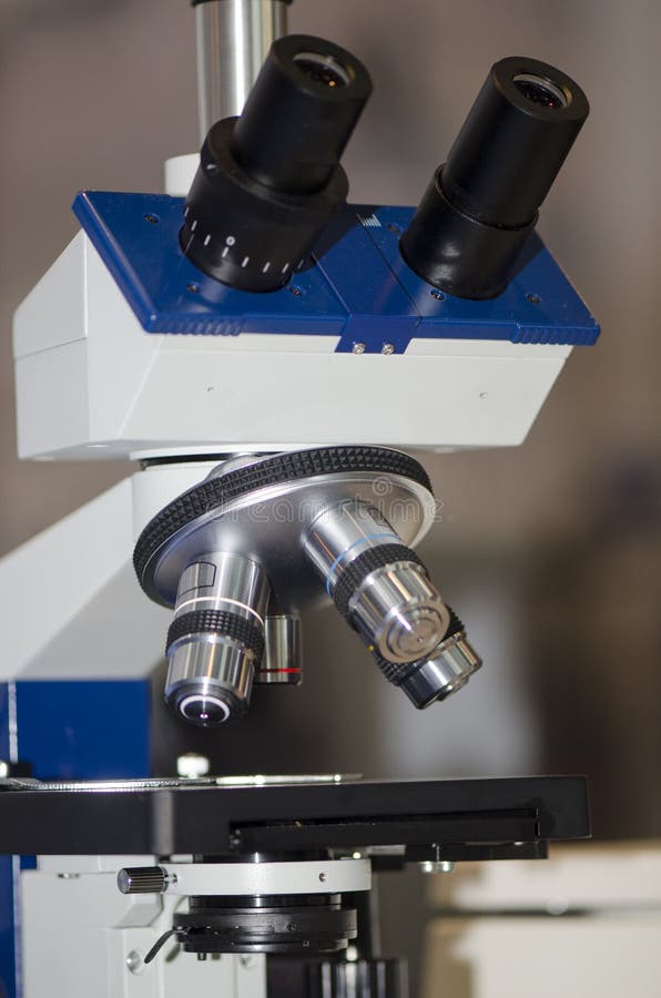 Microscope de laboratoire image stock. Image du éducation - 39232457