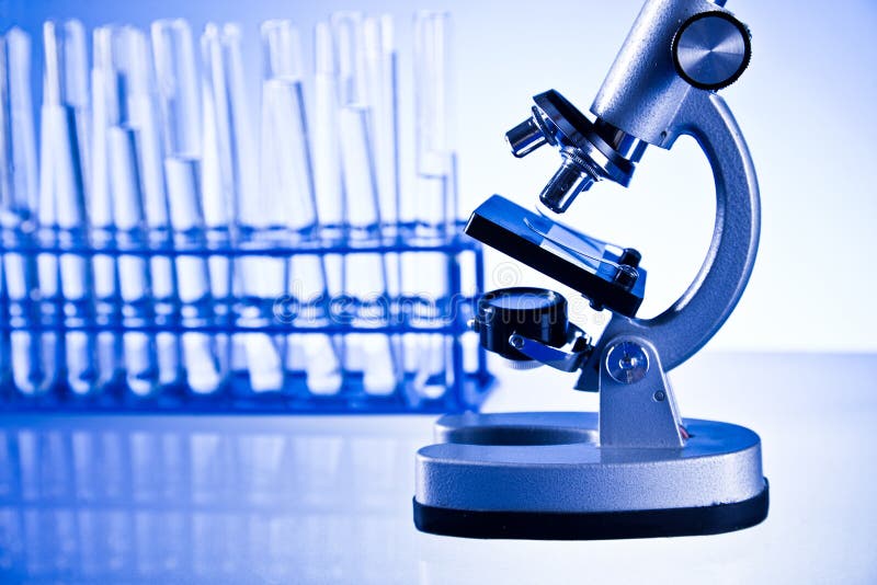 Microscope et laboratoire image stock. Image du recherche - 20484963