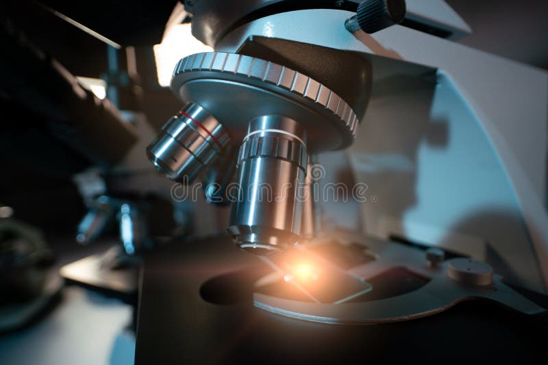 Microscope Optique Scientifique Dans Le Laboratoire Image stock - Image ...