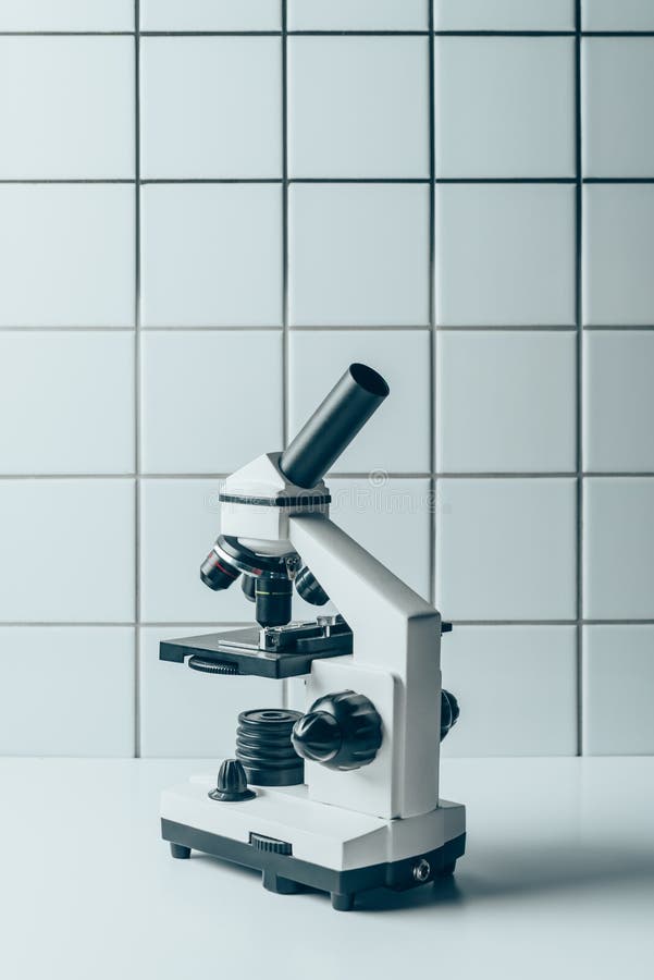Le Microscope Optique Blanc Image stock - Image du macro, microscope ...