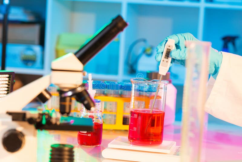 Microscopio Del Laboratorio Imagen de archivo - Imagen de universidad ...