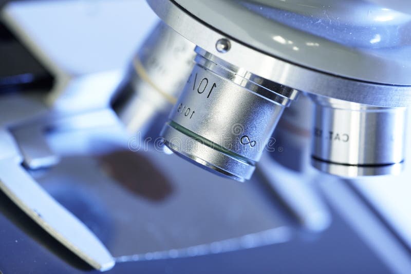Microscopio De Laboratorio Con Molde Imagen de archivo - Imagen de ...