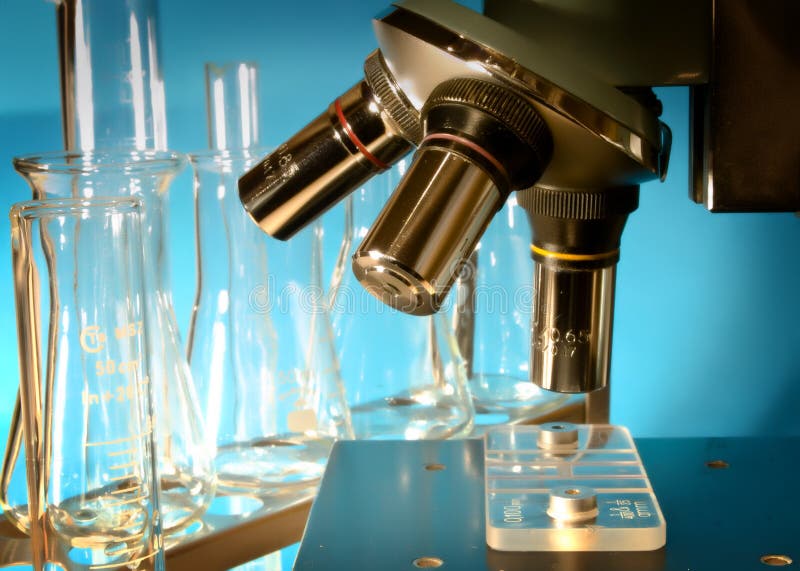 Microscopio En El Laboratorio Imagen de archivo - Imagen de experimento ...