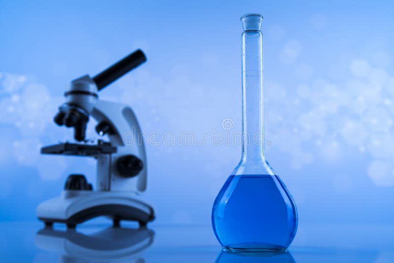 Microscopio Laboratorio Beakers Experimento Científico Foto de archivo ...