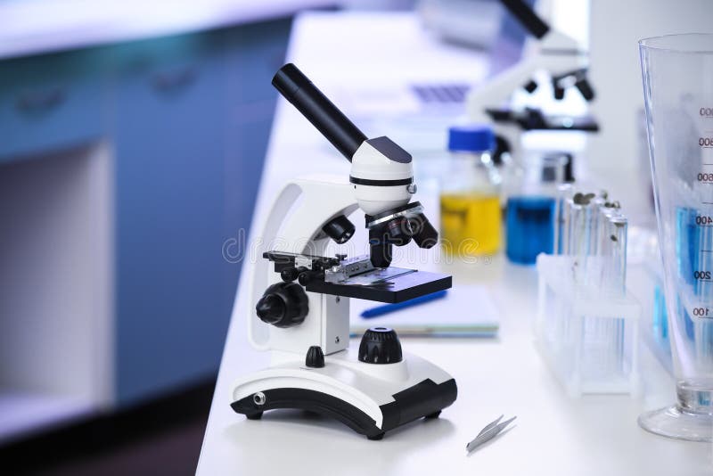 Microscopio Moderno En La Tabla En Laboratorio Imagen de archivo ...