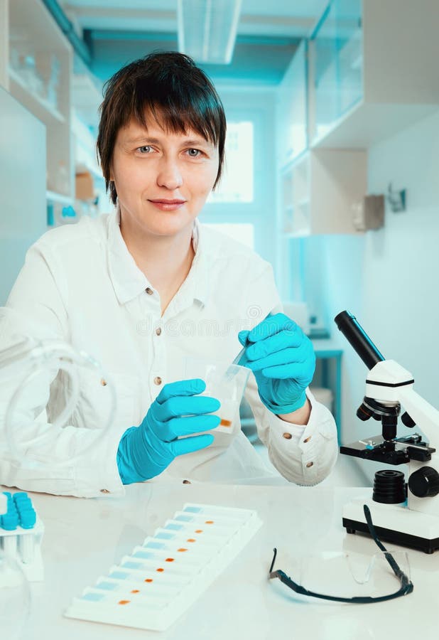 Microscopist no trabalho foto de stock. Imagem de vidro - 32826494