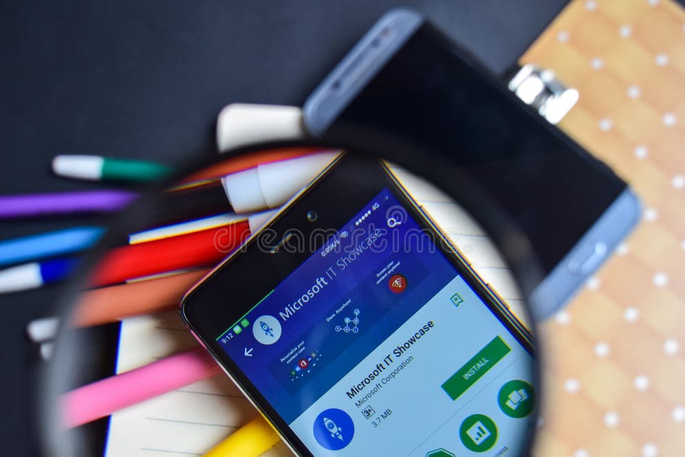 Microsoft it Showcase App in Magnifying on Smartphone Screen. Editorial ...